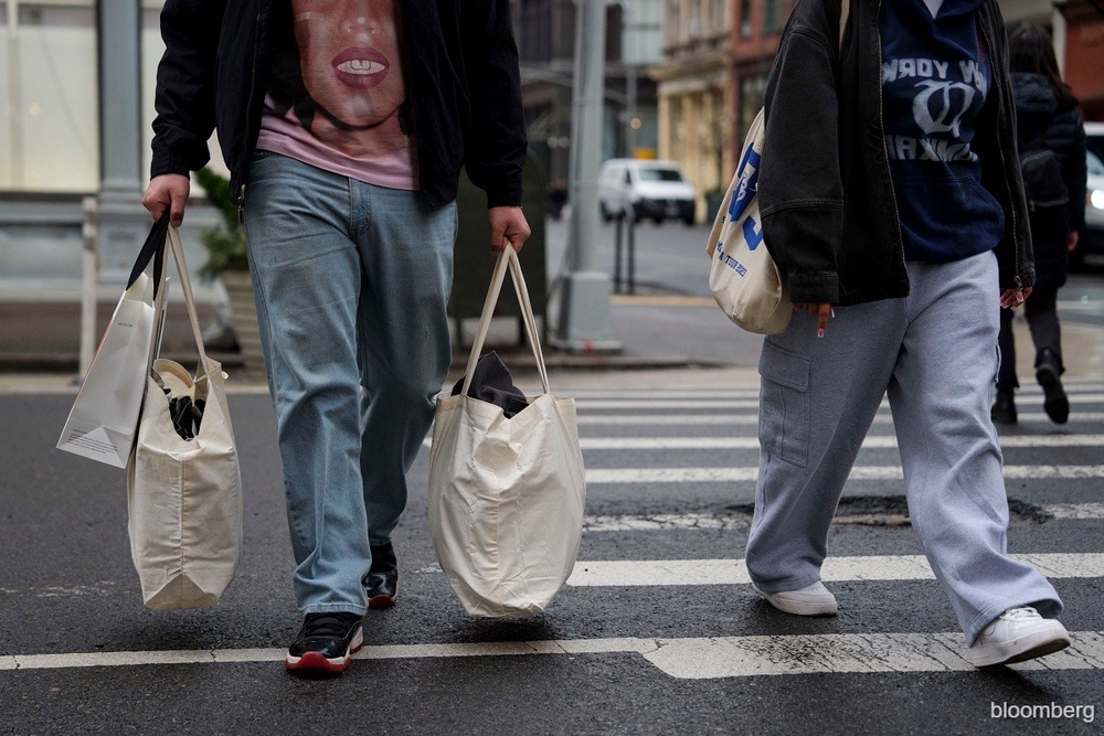 US consumer spending barely rises, key inflation gauge picks up